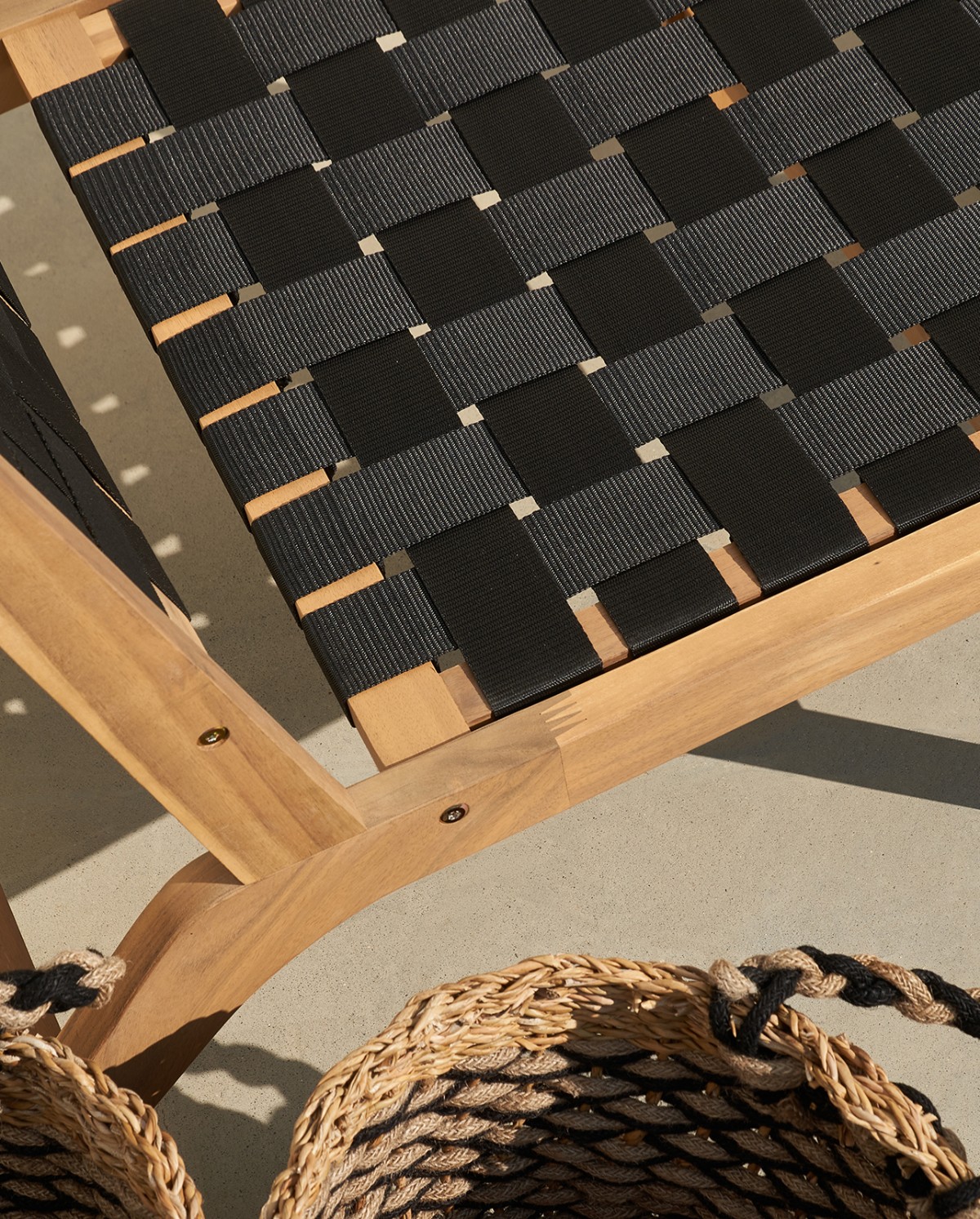 Sillón de exterior Vera de madera de acacia y cinta negra